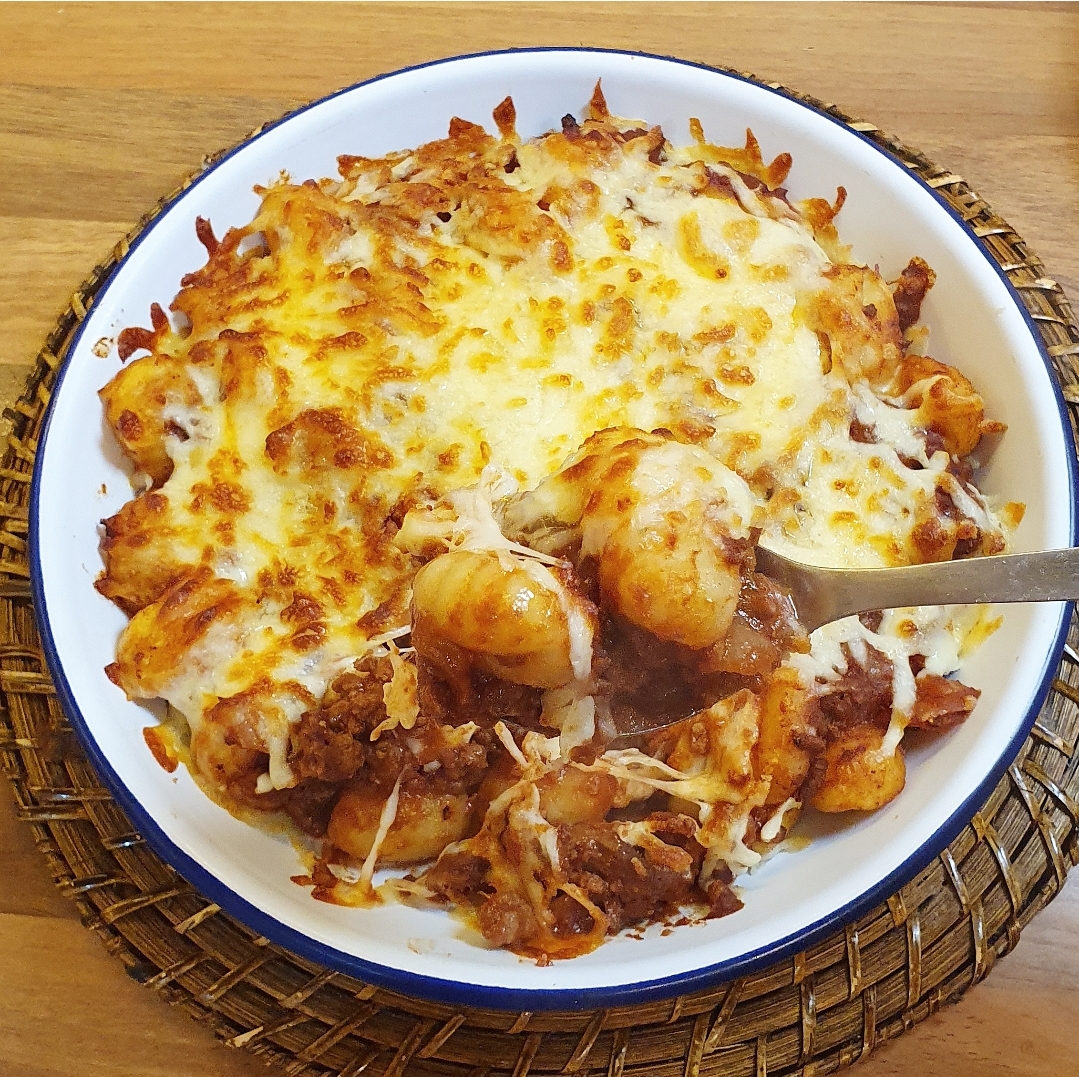 Slow Cooker Cheesy Bolognese Gnocchi Bake – Jules The Lazy Cook